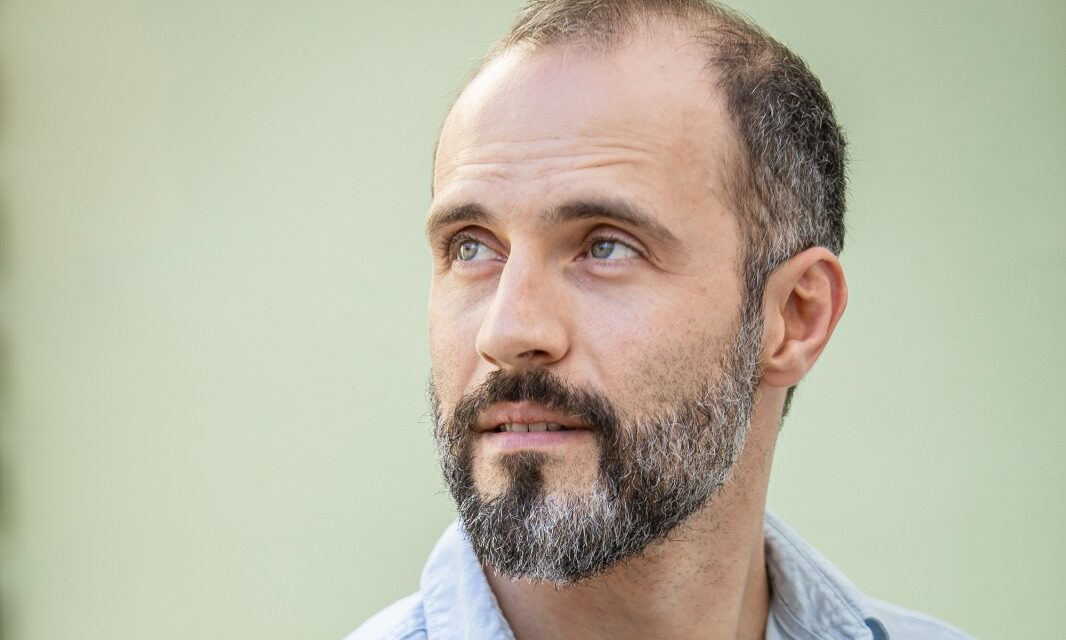 Gu Andersen entrega hino à paz e à empatia com“As Minhas Armas São ...